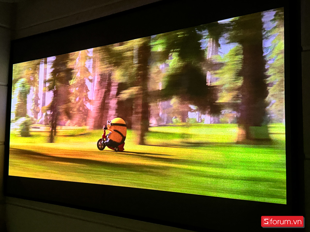 Trên tay máy chiếu LG CineBeam Qube 4K